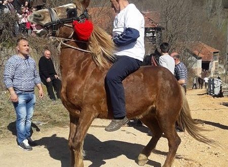 Todorova subota - trka konja i magaraca (VIDEO)