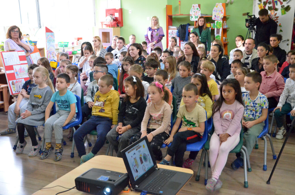 "Svoje klince i klinceze Vlasotince u stih veze, zlatnom šarom od ...